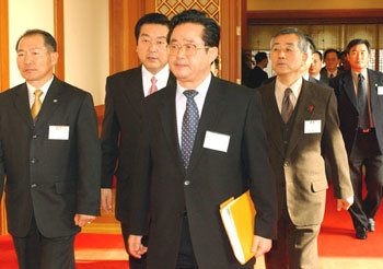 Representative of Farmers Visiting Cheong Wae Dae | The DONG-A ILBO
