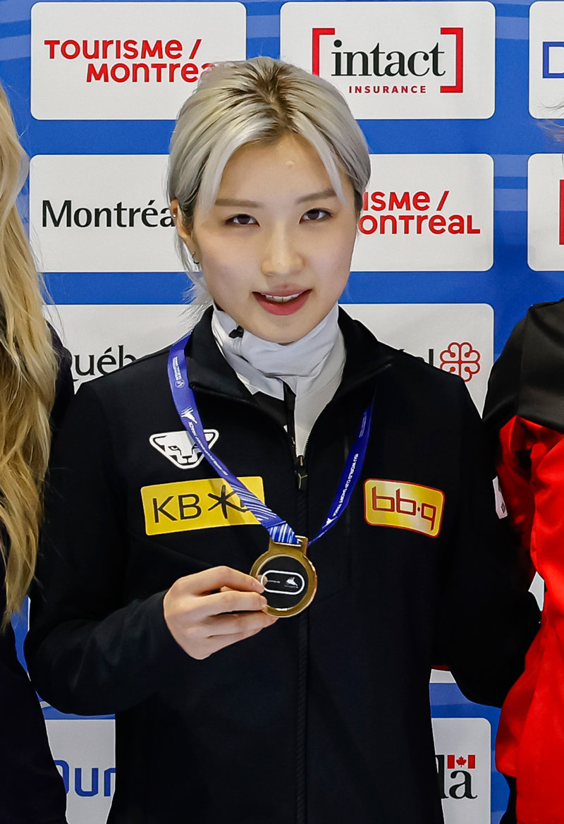 Kim Gil-li wins 2 gold medals at short track World Cup | The DONG-A ILBO