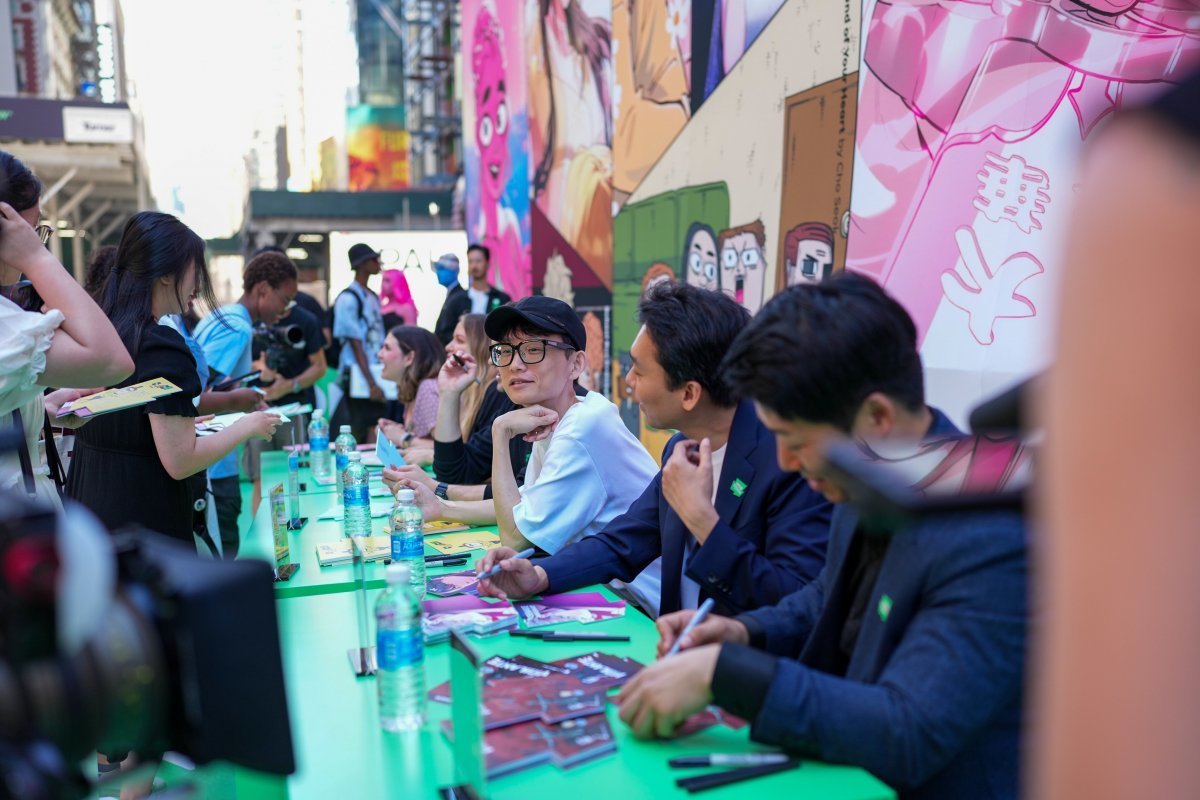 K-webtoon artists enjoy cartoon-like moment in New York | The DONG-A ILBO