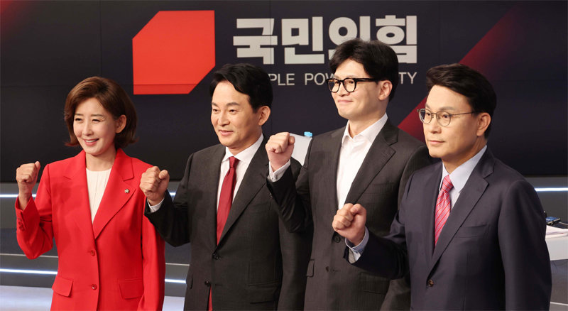 The ruling party is entangled in mud-slinging | The DONG-A ILBO