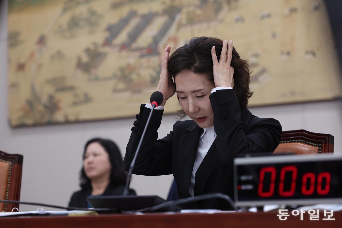 Presidency finds Lee Jin-sook hard to defend | The DONG-A ILBO