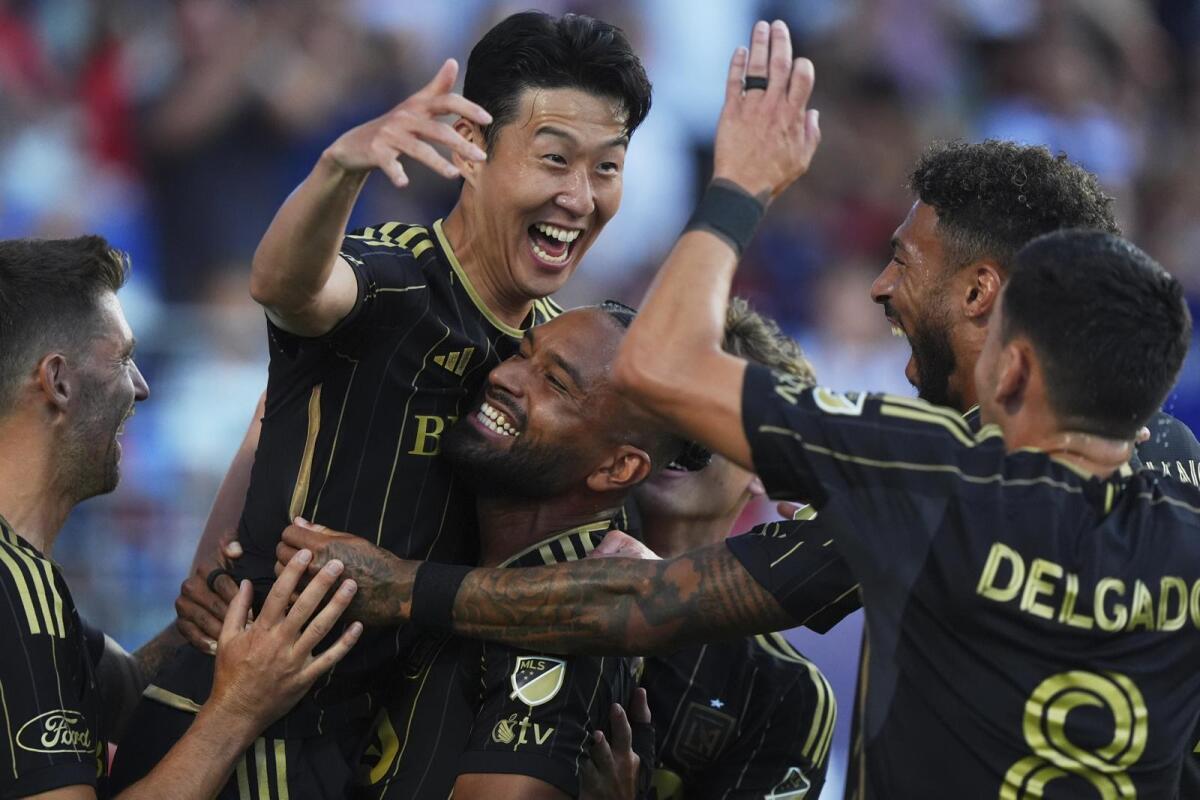 Son’s stunning free kick seals debut goal for LAFC | The DONG-A ILBO