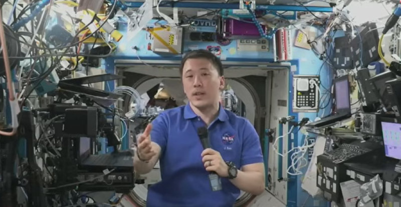 Johnny Kim shares space life, inspires young explorers | The DONG-A ILBO