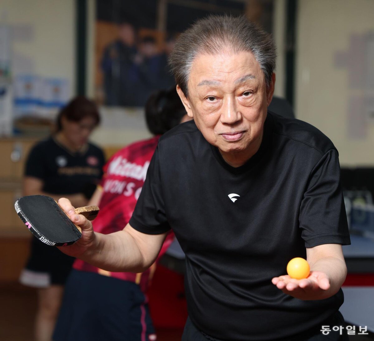 Large-ball table tennis gains popularity among seniors | The DONG-A ILBO