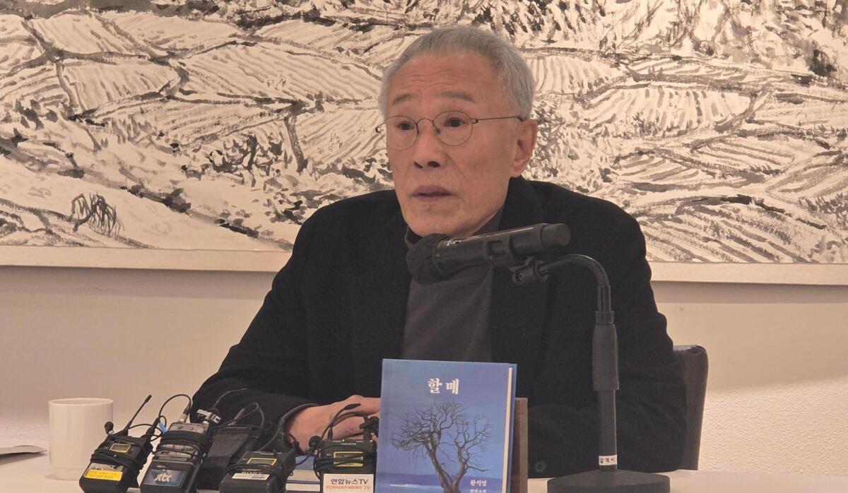 Hwang Sok-yong returns with epic historical novel | The DONG-A ILBO