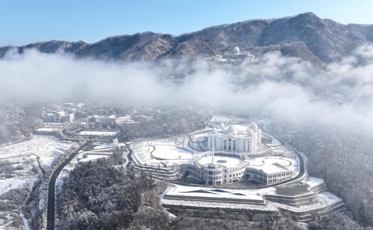 Unification Church formed VIP line to lobby tunnel | The DONG-A ILBO