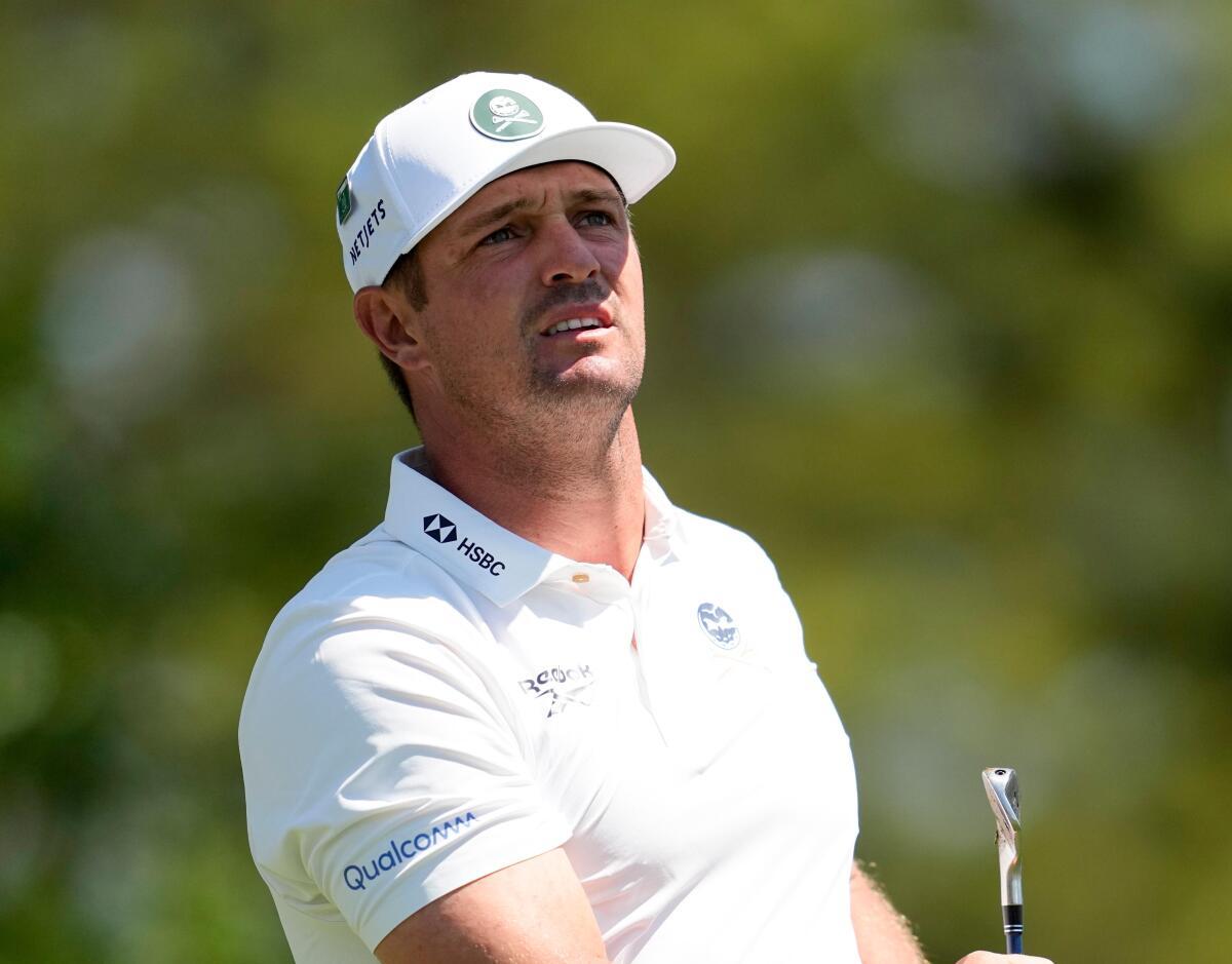 DeChambeau turns to YouTube amid LIV uncertainty | The DONG-A ILBO