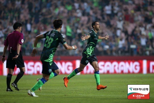 ‘재치만점 프리킥 골’ 전북 티아고, K리그1 22R MVP 선정｜스포츠동아