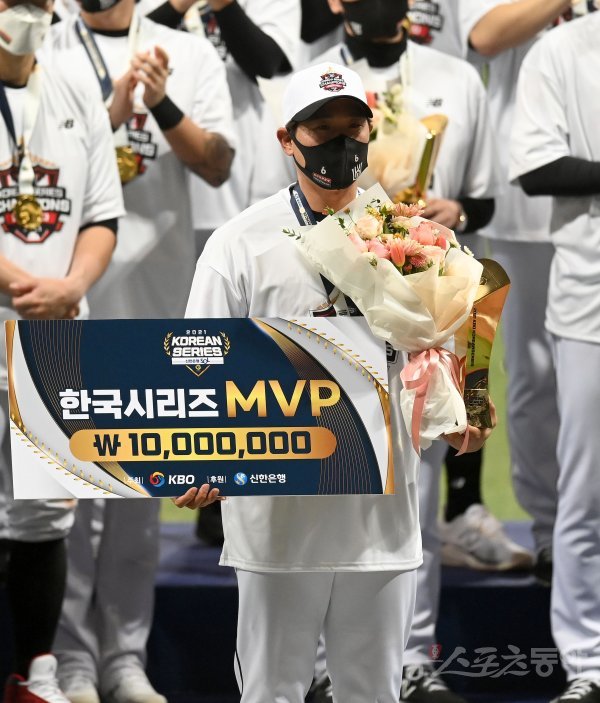 KT 위즈, 마법 같은 2021년 창단 첫 통합우승…박경수 생애 첫 KS서 MVP 영예｜스포츠동아