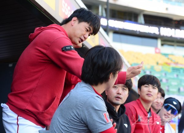 “오늘까진 투수 위주로” 마운드 점검 한 바퀴 돈 SSG, KS 앞서 실전 감각 ‘차곡차곡’｜스포츠동아