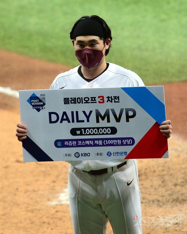 임지열, PO3차전 데일리MVP [포토]｜스포츠동아