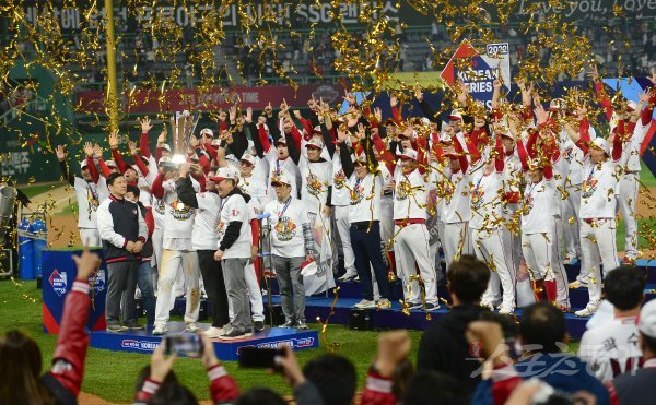 세상에 없던 ‘가장 완벽한 우승’…시작부터 끝까지 비범했던 SSG [SSG V5]｜스포츠동아