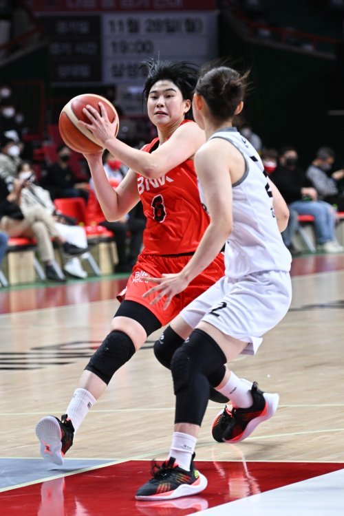 한엄지·이소희 폭발한 BNK, KB스타즈 꺾고 9시즌만에 4연승!｜스포츠동아