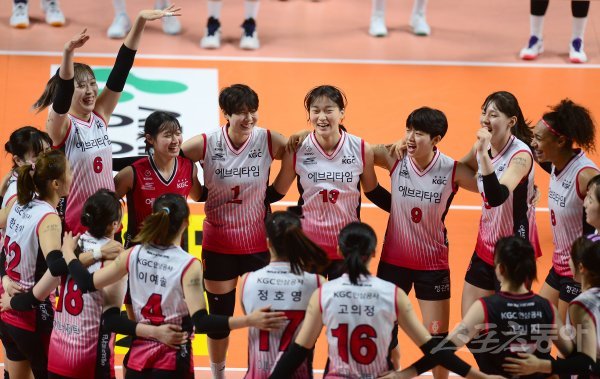 KGC인삼공사, GS칼텍스 꺾고 4위로 껑충 [V리그]｜스포츠동아