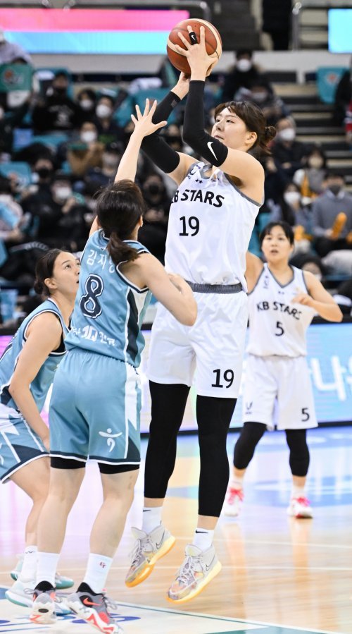 ‘본체’ 박지수 합류…WKBL 판도 흔들 KB스타즈의 강력한 반등｜스포츠동아