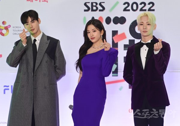 차은우-안유진-키, 가요대전 3MC의 손하트 [포토]｜스포츠동아