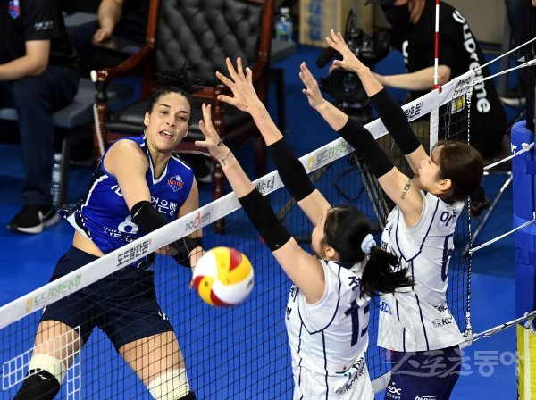 산타나 공수 만점 활약! IBK기업은행, 4연패 끊고 2023년 첫 승｜스포츠동아