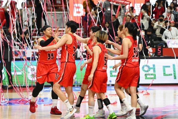 ‘4Q에만 12점’ 에이스 이소희가 승부처 지배한 BNK, 구단 사상 첫 PO 승리｜스포츠동아