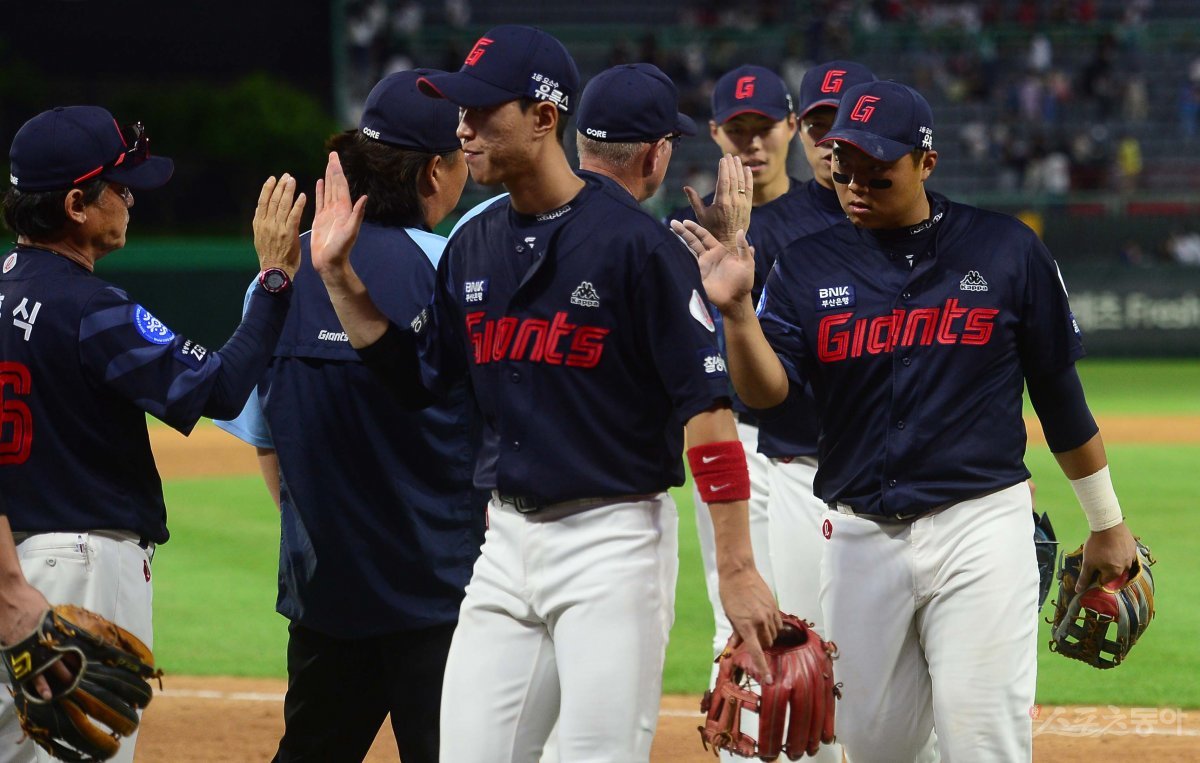 롯데, SSG 7-2로 잡고 4연패 탈출 [포토]｜스포츠동아