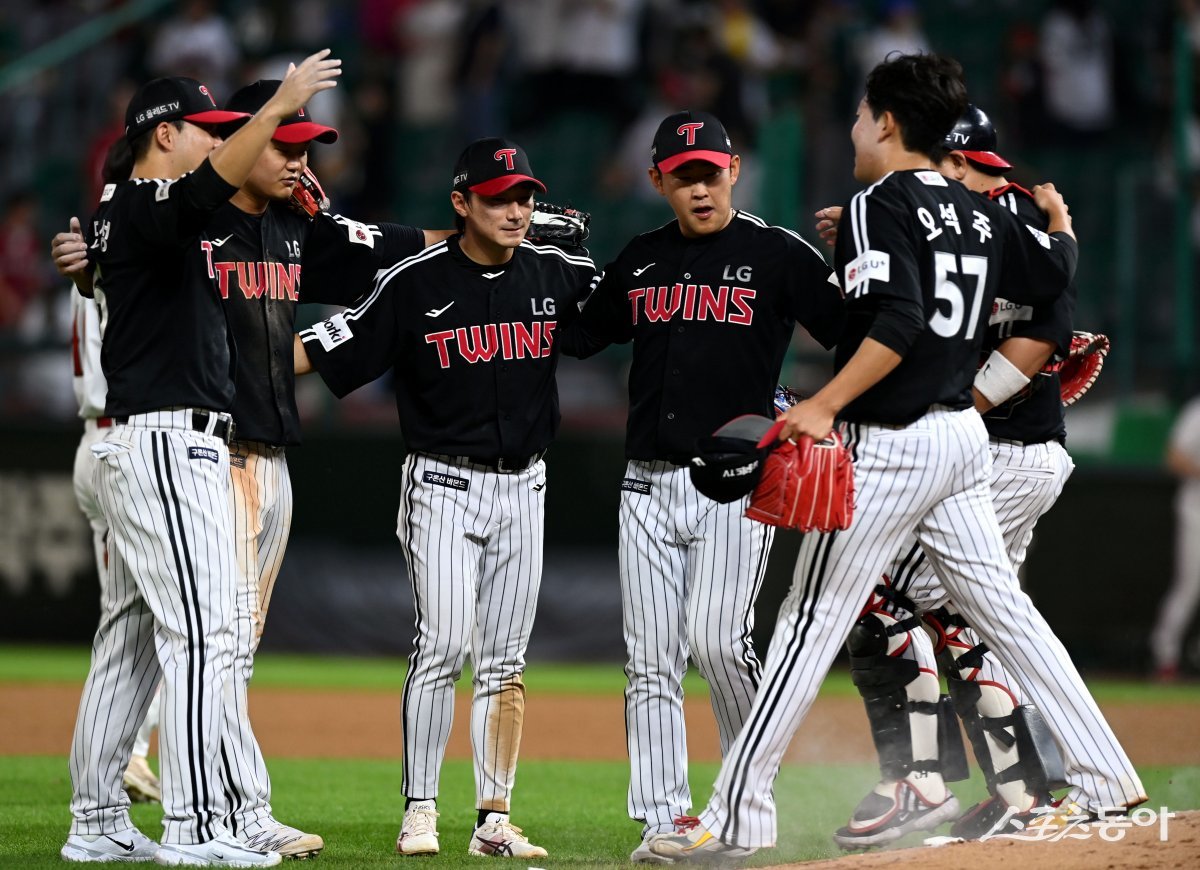 LG, SSG를 꺾고 1위 탈환! [포토]｜스포츠동아