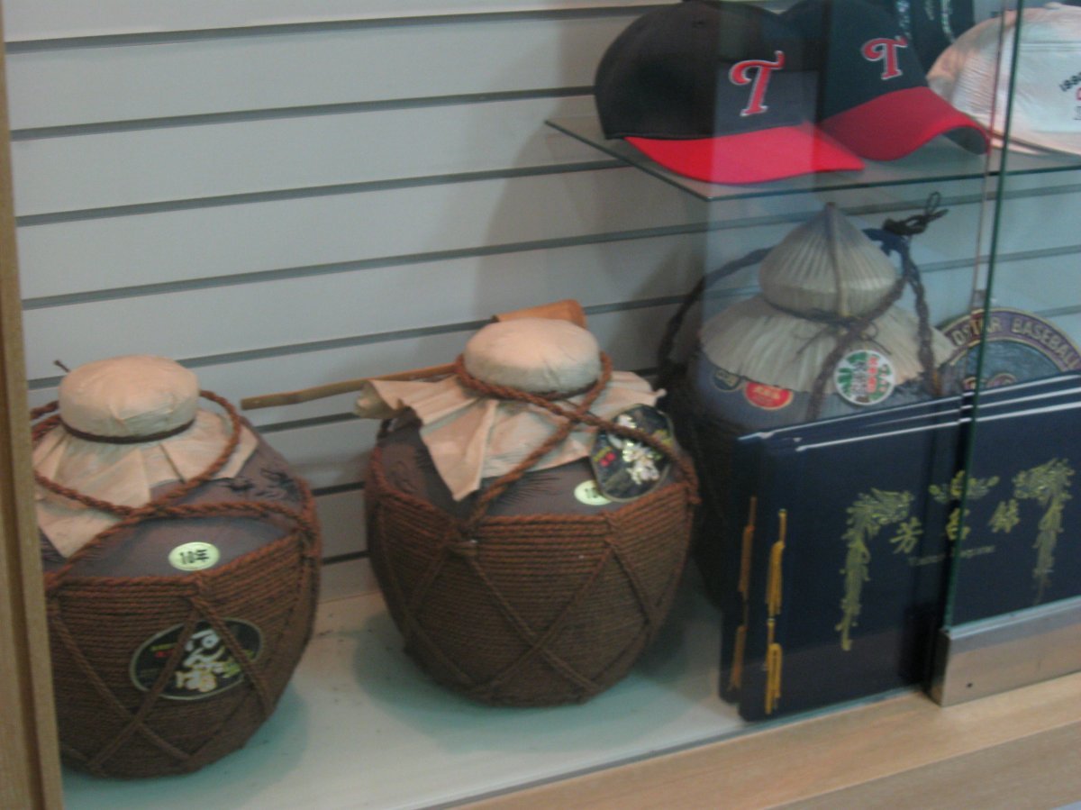 LG 트윈스의 우승 염원을 대변하는 KS MVP 시계와 아와모리 소주｜스포츠동아