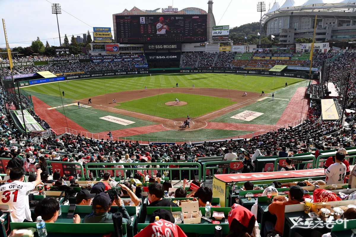 SSG-NC 준PO 1차전 ‘뜨거운 야구열기, 만원 관중!’ [포토]｜스포츠동아