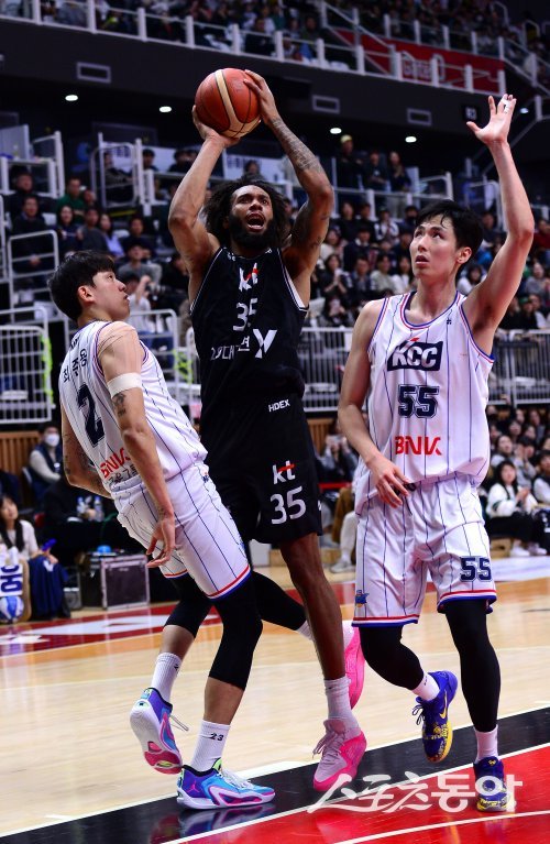 ‘배스 44득점 폭발’ KT, KCC 꺾고 4연승 질주｜스포츠동아