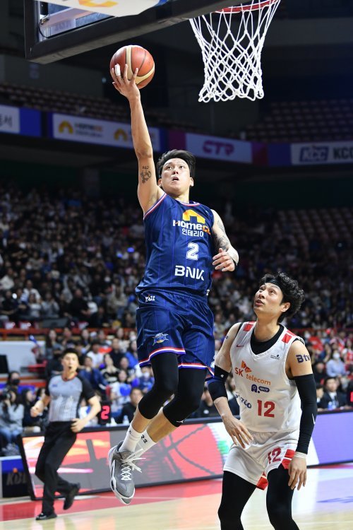 2Q에 사실상 끝난 3차전…KCC 3연승으로 3시즌 만에 4강 PO 진출｜스포츠동아