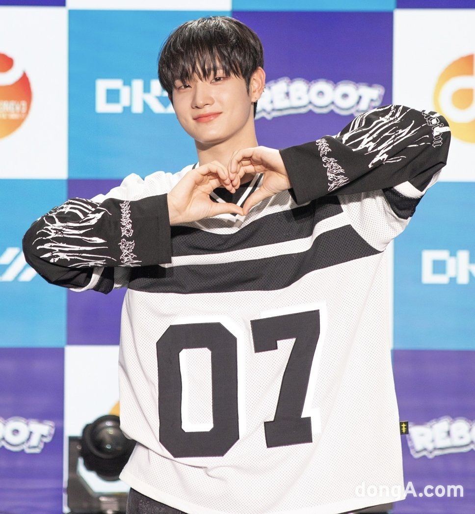 DKZ 기석, 사랑스런 하트 [DA포토]｜스포츠동아