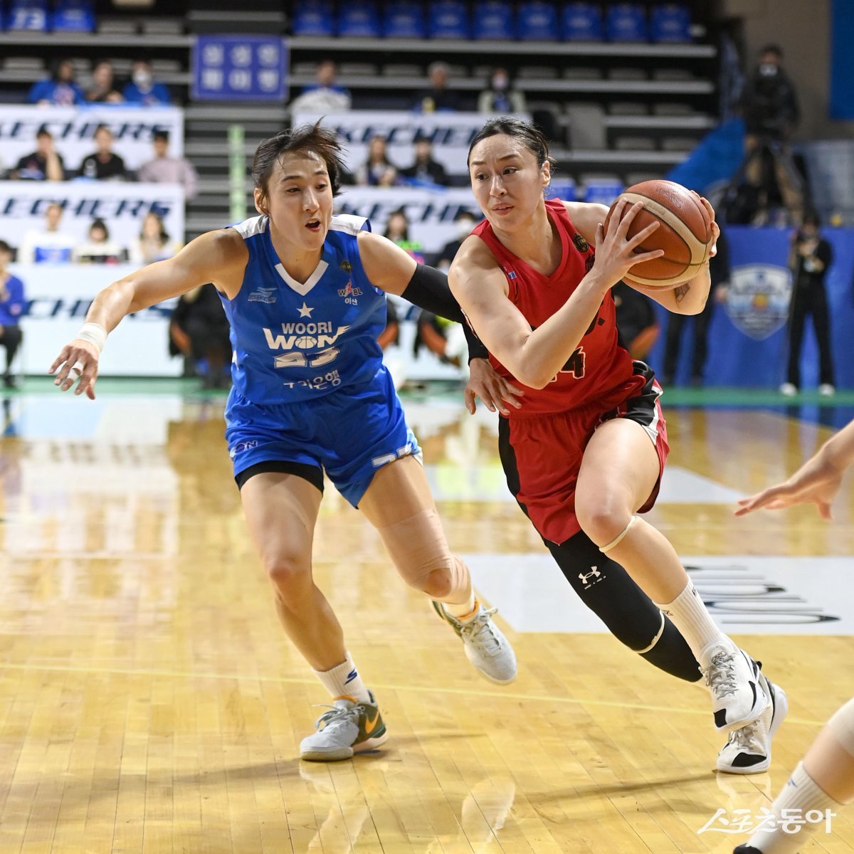 [챔프 1차전] ‘김소니아-박혜진 효과’ BNK, 놀라운 뒷심으로 우리은행 제압…72.7% 확률 잡았다｜스포츠동아