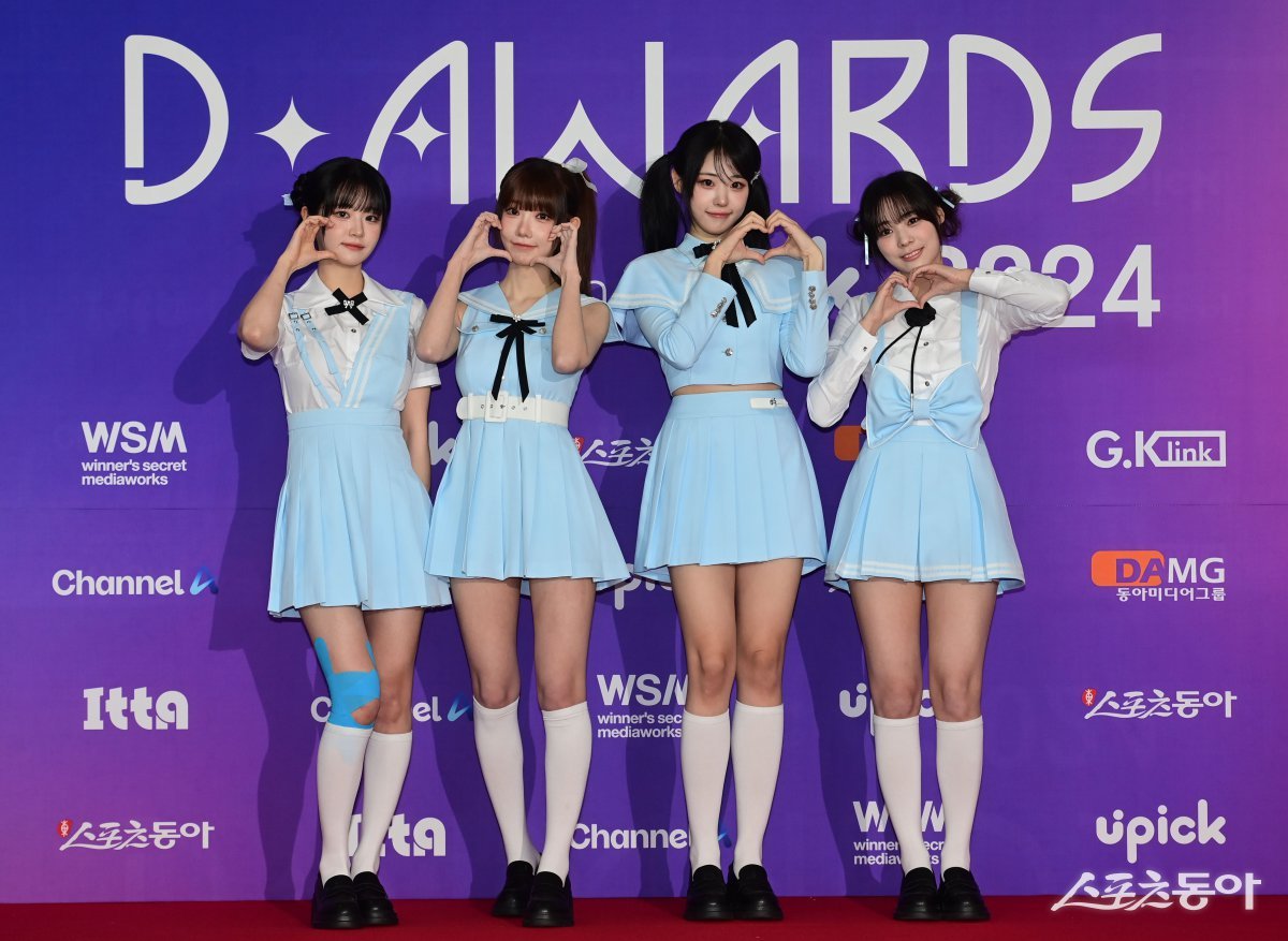 QWER, 미니 3집 예판 개시…버전별 특전에 팬심 자극｜스포츠동아