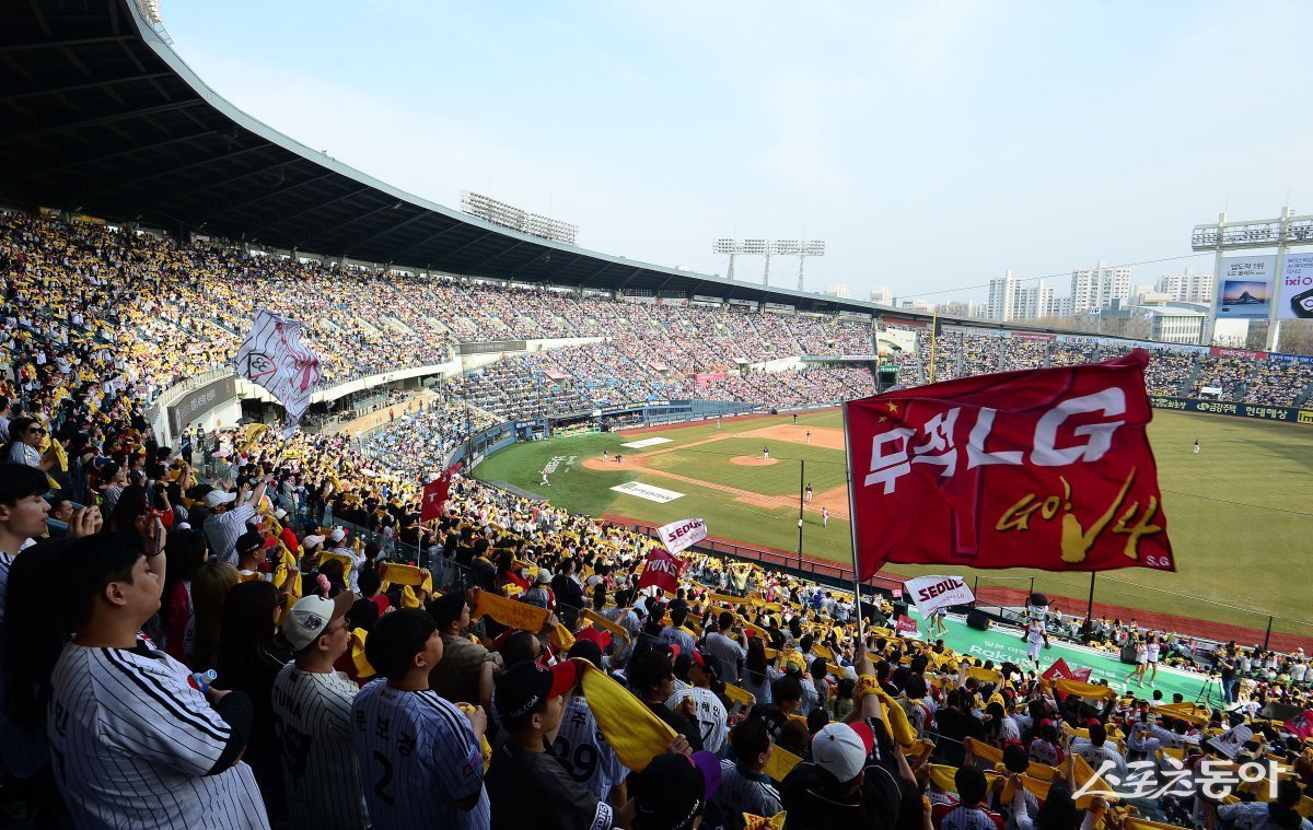‘흥행 신화’ KBO리그, 역대 최소 경기 600만 관중 돌파｜스포츠동아