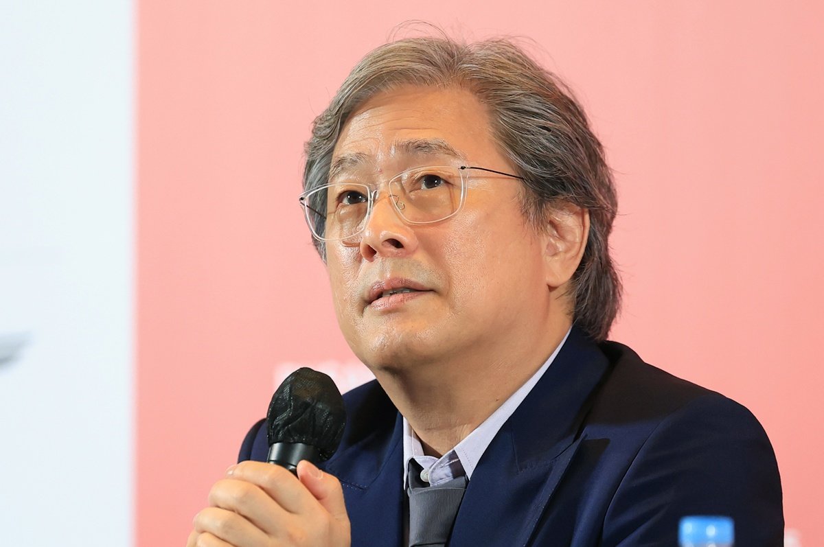 박찬욱 감독 “원작 소설 읽고 바로 영화화 결정” (어쩔수가없다)[30th BIFF]｜스포츠동아