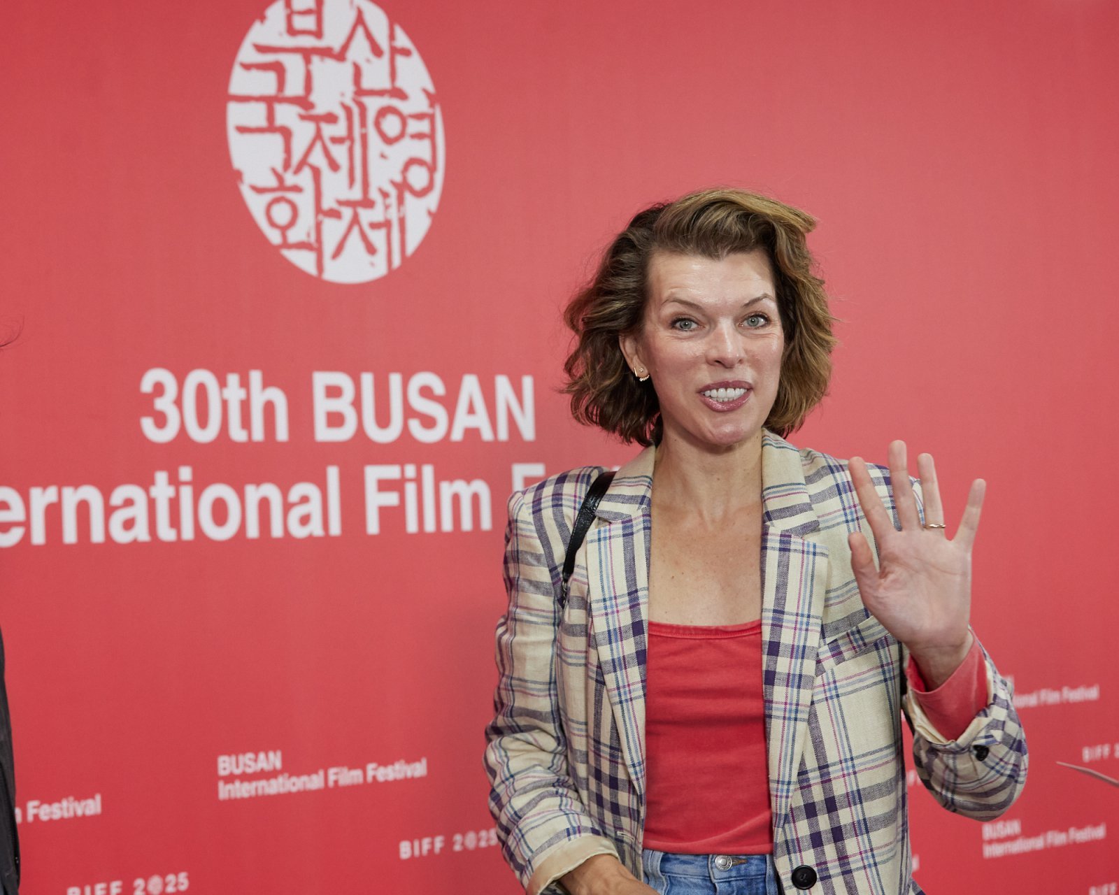 [BIFF]밀라 요보비치 “5살 딸, 매일 ‘케데헌’ 반복 관람…난 ‘오겜’ 가장 좋아해”｜스포츠동아